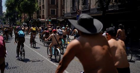 Cientos De Ciclistas Recorrieron Desnudos La Ciudad De México En