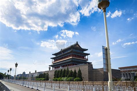 北京南部前门大街阴天蓝天下的正阳门