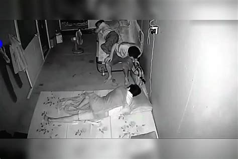 深夜夫妻俩在家里休息，突然男子溜入家中，监控拍下可耻画面监控夫妻俩男子