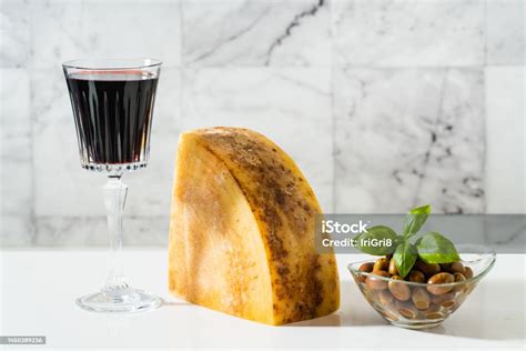 흰색 테이블에 파르 메산 치즈 또는 페코 리노 치즈 조각과 유리에 적포도주 정물 0명에 대한 스톡 사진 및 기타 이미지 0명