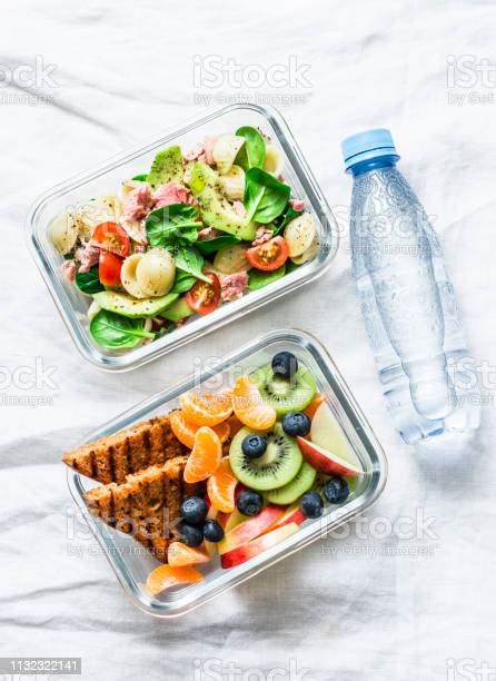 건강 한 식습관 라이프 스타일 컨셉 사무 식품 런치 박스달 콤 하 고 짭짤한 점심 식사 간식 및 깨끗 한 물 파스타 참치 시금치