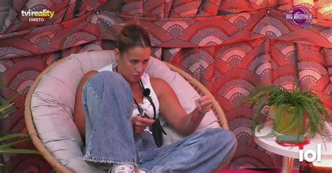 Joana Sobral para Monteiro Quem está a servir de chinelonão és tu