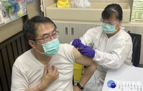 公費流感疫苗開打 黃偉哲捲袖接種籲市民踴躍施打