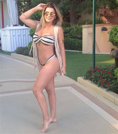 Babi Rossi posa de biquíni em Las Vegas e mostra corpo sequinho