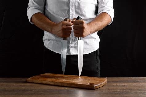 어두운 배경에 나무 보드와 나이프 요리사 클로즈업의 손 요리 요리 요리 레시피의 개념 고급 요리에 대한 스톡 사진 및 기타 이미지 Istock