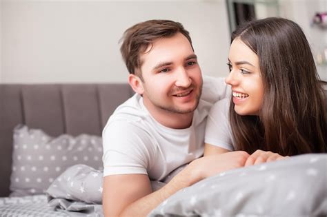 Casal Jovem Sensual Feliz Deitado Na Cama Juntos Foto Premium