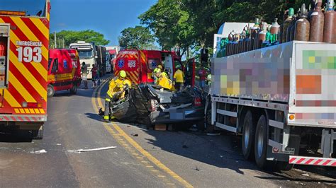Homem Morre Após Violenta Colisão Entre Carro E Caminhões Na Br 282