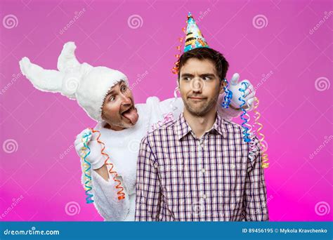 Uomo E Coniglio Ubriachi Alla Festa Di Compleanno Sopra Fondo Porpora