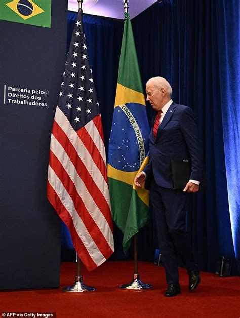 This Way Joe Jill Biden Arrives On Stage To Usher President Off On