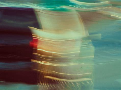 水辺の人のぼやけた抽象的なイメージ。の写真 Unsplashの車の無料画像