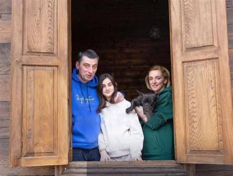 გიორგი გახარია ჯინსებში და ლურჯი ჰუდით ნახეთ ექსპრემიერის აქამდე უცნობი ოჯახური ფოტოები