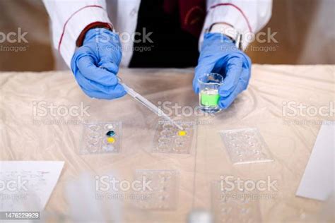 실험실에서 화학 테스트를 수행하는 알아볼 수 없는 과학자의 클로즈업 Stem 주제에 대한 스톡 사진 및 기타 이미지 Stem