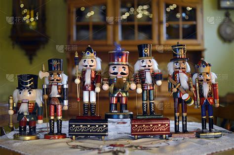 木制胡桃夹子士兵在桌子旁