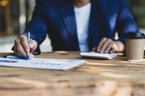 계산을하는 회계사 또는 은행가 저축 연간 세금 계산 재정 및 경제 개념 재무 계산 개념 Earnings Before Interest And Taxes에 대한 스톡 사진 및