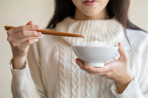 흰 쌀과 젓가락을 그릇에 담고 있는 여성 밥그릇에 대한 스톡 사진 및 기타 이미지 밥그릇 쌀 주식 먹기 Istock