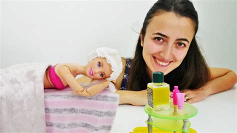 Sevcan Barbie nin uyumasına yardımcı oluyor Kukla oyunu YouTube