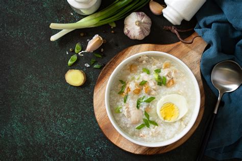 아로즈 칼도 수프 진한 조리대에 생강 치킨 라이스와 마늘을 넣은 뜨거운 수프 상단보기 평면 누워 배경입니다 공간을 복사합니다 닭