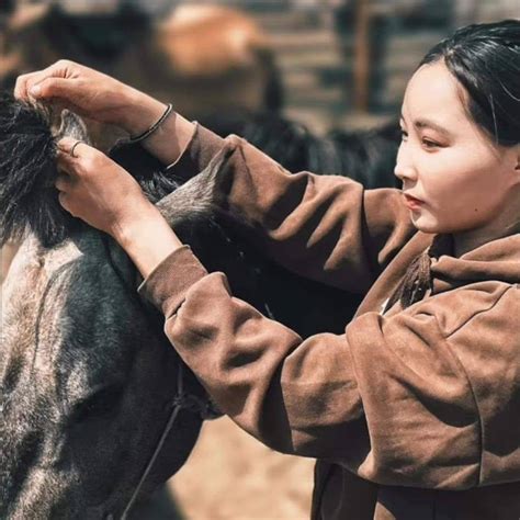 Би хусуураа бариад Чи утас зүүгээ бариад Амьдрал хэмээх их далайд хамтдаа хичээе🐴💕 By