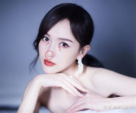 唐嫣生图曝光好吓人！鼻子被苹果肌挤得快窒息了 知乎
