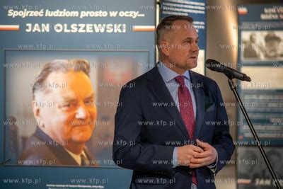 SPOJRZEĆ LUDZIOM PROSTO W OCZY WYSTAWA POŚWIĘCONA JANOWI OLSZEWSKIEMU