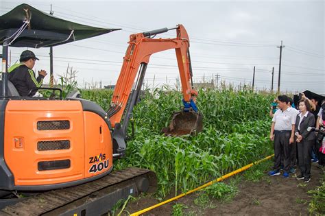 【記者趙奇濤 譚杰採訪報導】 宜蘭縣動植物防疫所10日接獲頭城鎮下新興段疑似發現秋行軍蟲蟲害案例通報，立即至現場採樣蟲體送驗，經中央防檢局