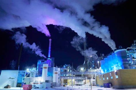 夜の工場 産業煙による大気環境大気汚染。パイプ鋼タンク工場木材と紙の生産。濃い煙と蒸気。 プレミアム写真