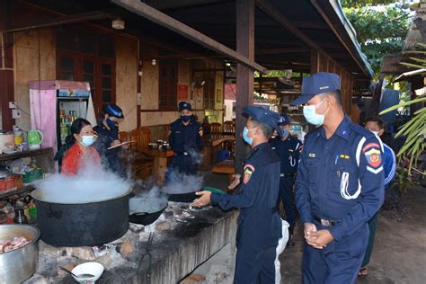 မိုးမိတ်မြို့၌ စက်ရုံ၊ အလုပ်ရုံများ၊ စားသောက်ကုန်အရောင်းဆိုင်များနှင့