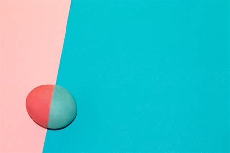 분홍색 파란색 배경에 분홍색 파란색 달걀 배경에서 분홍색에서 파란색으로 전환하고 같은 장소의 달걀 복사 공간이있는 창조적 인