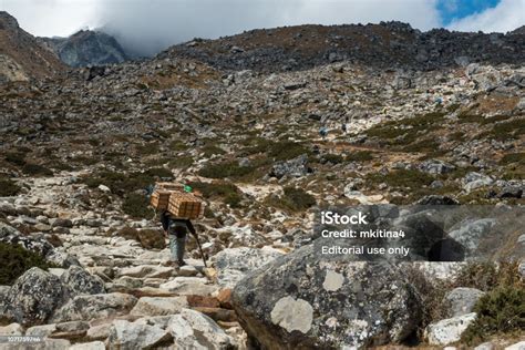 Trekker와 산와 에베레스트 베이스 캠프 지역 네팔에에서 Lobuche Dingboche에서 방법에 강 조 포터 걷기에 대한