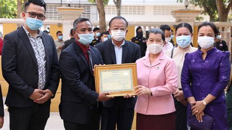 លោកជំទាវ ម៉ែន សំអន ទទួលម៉ាសចំនួន ៣០ម៉ឺនម៉ាស ពីសប្បុរសជន និងចែកជូនរដ្ឋបាល ខណ្ឌ