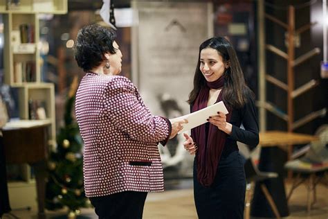 Яна Букова и Записки на жената призрак с Националната награда за поезия Иван Николов