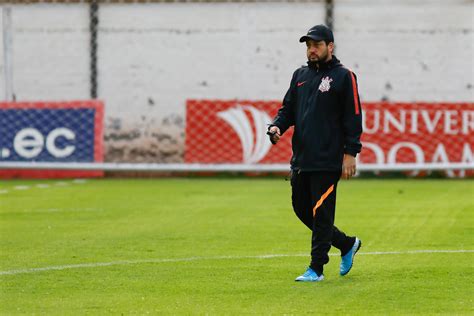 Arthur Elias é liberado para resolver questões pessoais e Corinthians