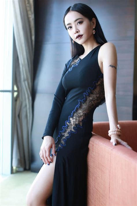 蔡依林侧身透视长裙露性感美腿参加微博之夜 蔡依林 美腿 微博之夜 新浪新闻