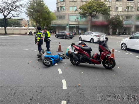 怎麼騎的啦 騎士超車後突減速欲右轉 後車煞不及追撞慘摔