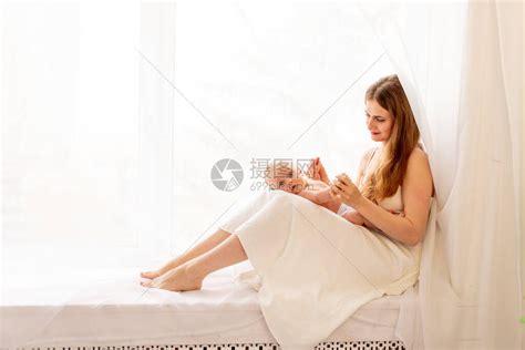 一位年轻的母亲把一个孩子抱在怀里高清图片下载 正版图片504134725 摄图网