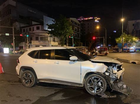 រថយន្ត២គ្រឿងបុកគ្នាត្រង់ចំណុចស្តុបផ្លូវបំបែកជាបួនរងការខូចខាតយ៉ាងដំណំ សារព័ត៌មាន នគរវត្ត