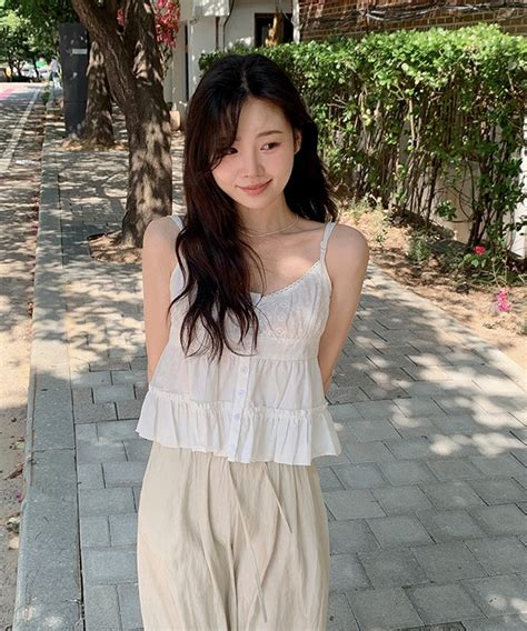 쇼퍼랜드 플로 자수 레이스 프릴 뷔스티에 나시 블라우스