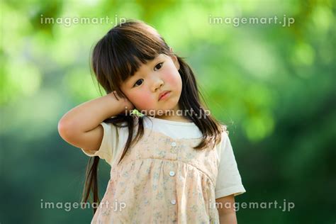 首をかしげる日本人の女の子の写真素材 195894474 イメージマート
