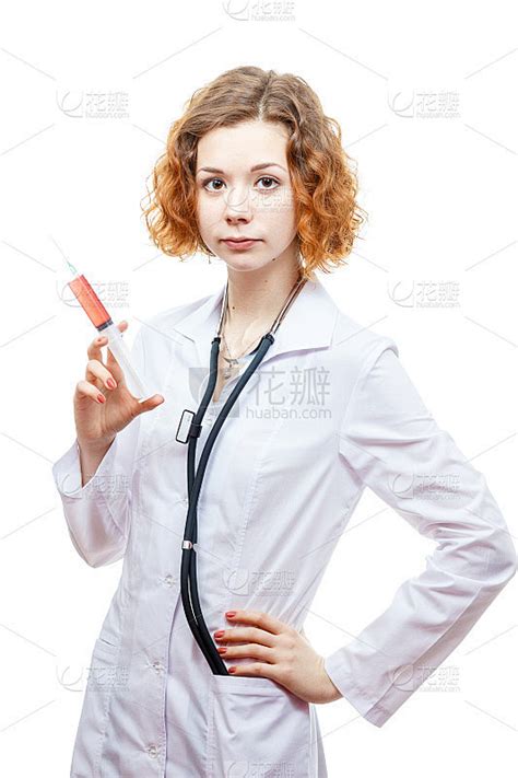 穿着实验服，带着注射器的红发医生
