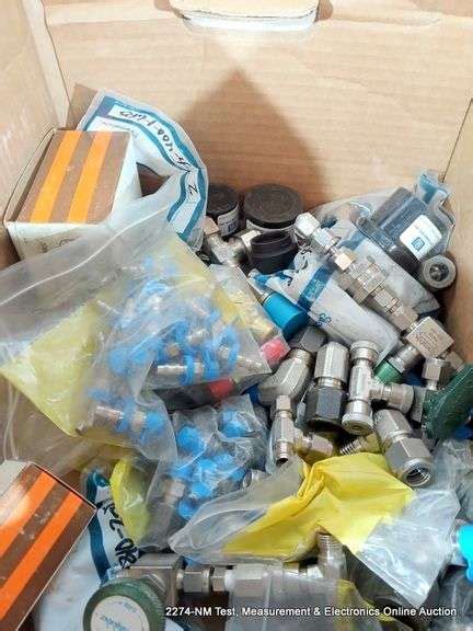 Box Assorted Electronic Connectors Bentley And Associates Llc