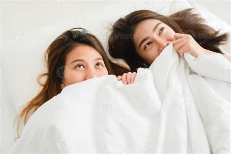 Vista superior de hermosas mujeres asiáticas jóvenes lesbianas pareja