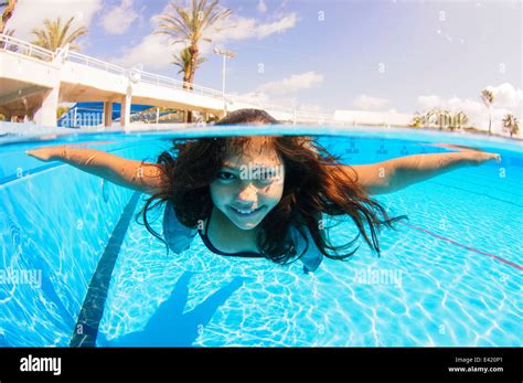 Mädchen Kostenlose Tauchen Unter Wasser Im Schwimmbad Stockfotografie