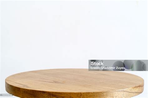 둥근 나무 테이블은 빈 배경에 격리됩니다 나무 테이블 표면 가구에 대한 스톡 사진 및 기타 이미지 가구 가정 생활 가정 주방 Istock