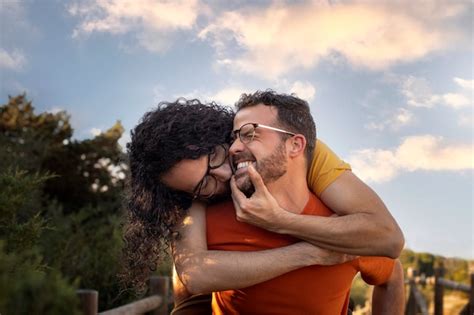 Widok Pary Gejów Która Jest Czuła I Spędza Czas Razem Na Plaży