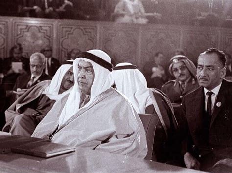 المغفور له الشيخ عبدالله السالم الصباح ويبدو سمو الأمير الشيخ صباح
