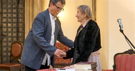 Jubilatka Nagrodzona Poetka Urszula Kozioł Ze Złotym Medalem Gloria A