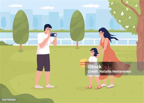 공원에서 사진을 찍는 어린 딸과 커플 플랫 컬러 벡터 일러스트 레이 션 2차 도형에 대한 스톡 벡터 아트 및 기타 이미지 2