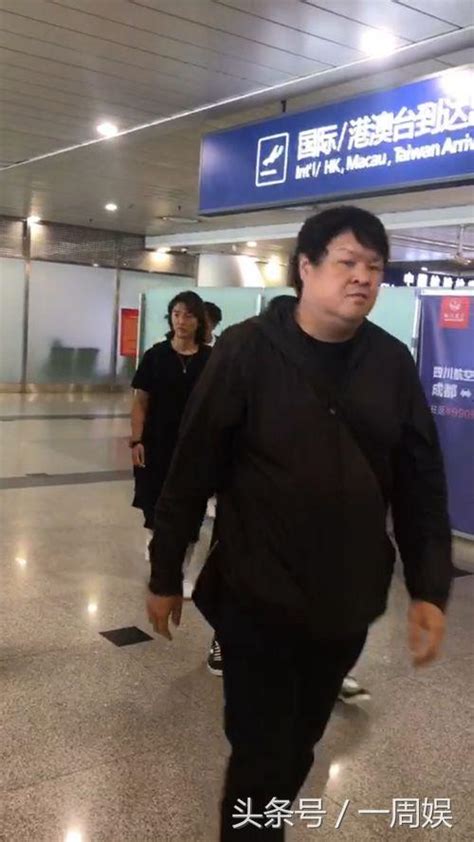 「古惑仔」鄭伊健現身機場帥氣十足 獲粉絲贈送禮物 每日頭條