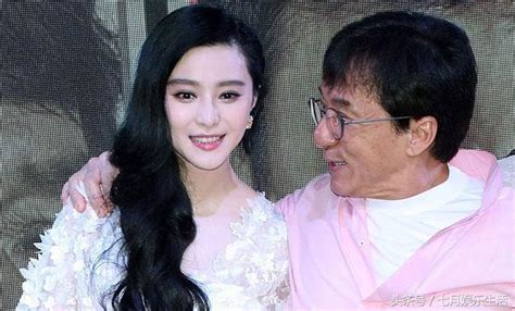 成龙化身色狼紧抱范冰冰，那表情也是醉了，网友：君有情来奴有意 每日头条