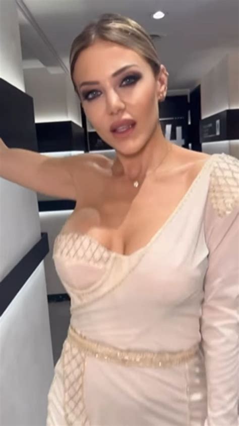 Evangelina Anderson se lució con un vestido cut out con detalles en ...